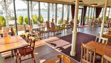 Pequenos-almoços, almoços e jantares servidos 