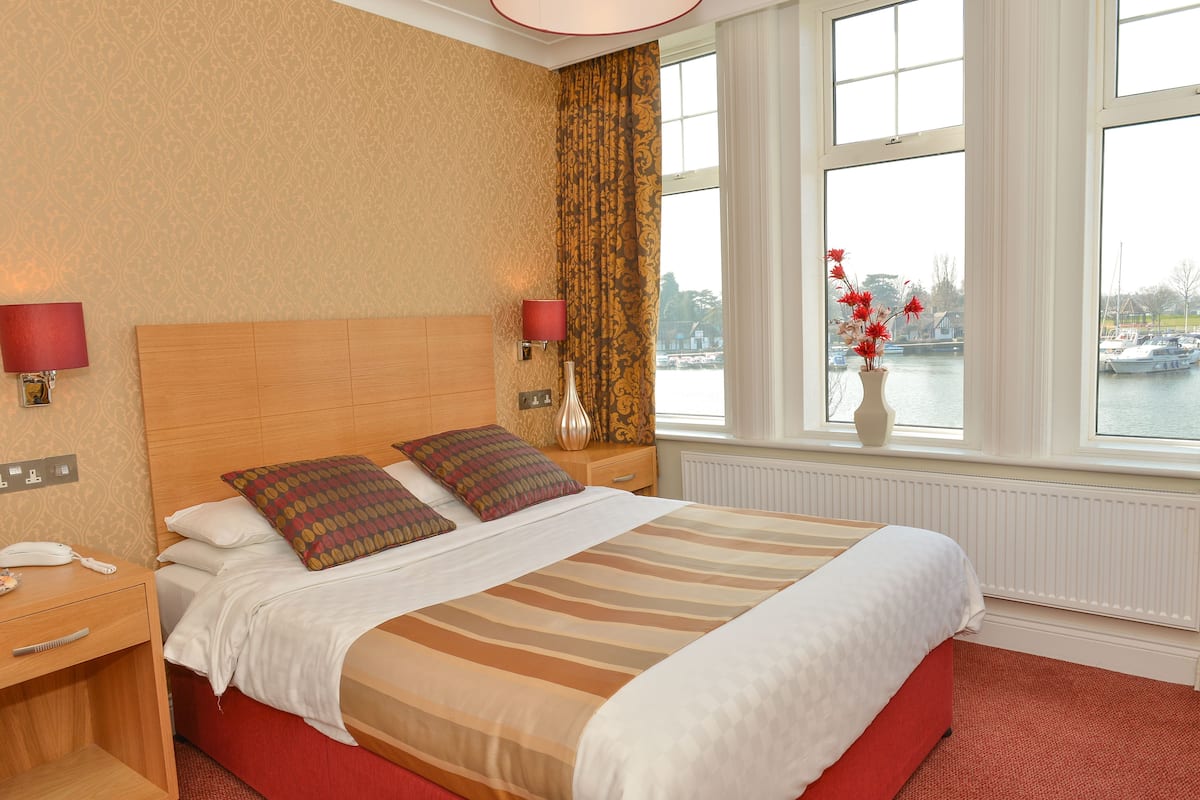 Ferro/tábua de engomar, Wi-fi grátis, roupa de cama fornecida