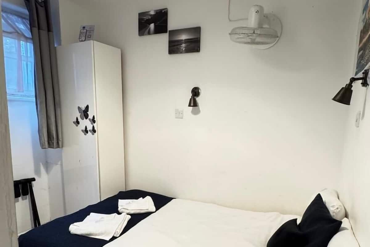 Quarto Duplo Económico | Ferro/tábua de engomar, Wi-fi grátis, roupa de cama fornecida
