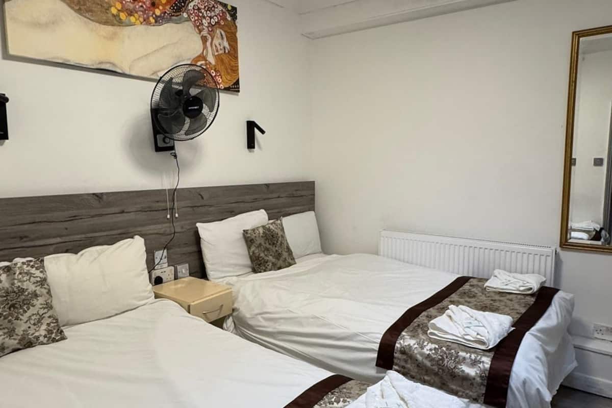 Quarto Quádruplo Económico | Ferro/tábua de engomar, Wi-fi grátis, roupa de cama fornecida