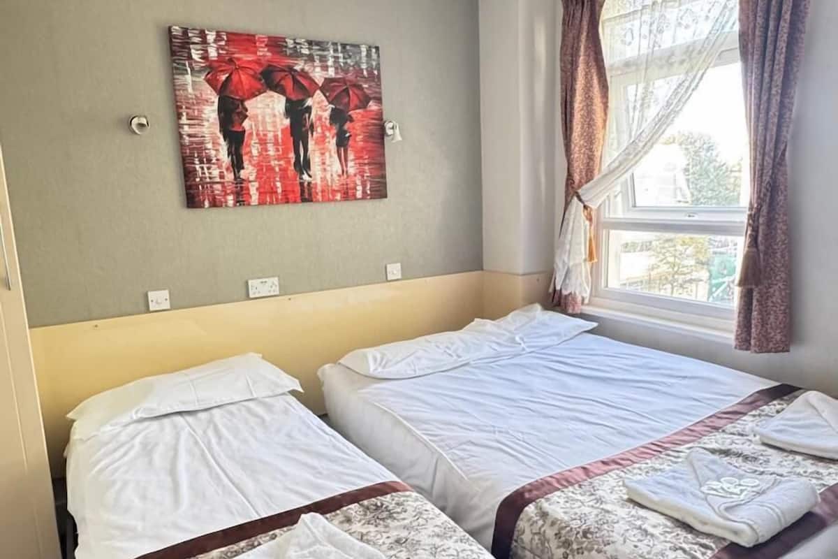 Quarto Triplo Básico, casa de banho partilhada | Ferro/tábua de engomar, Wi-fi grátis, roupa de cama fornecida
