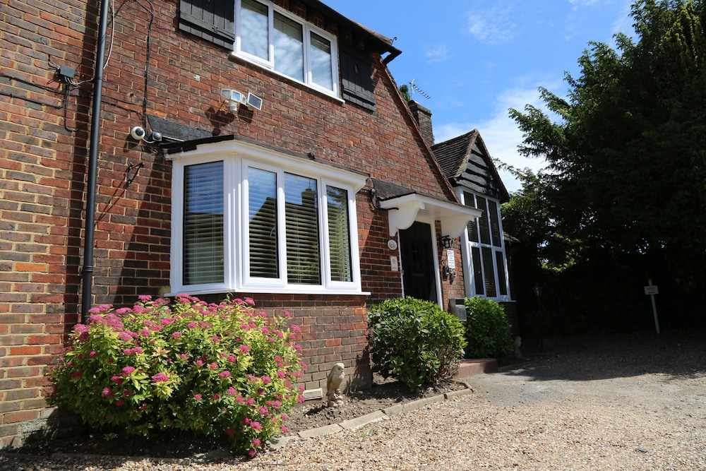 Debden Guest House - Uxbridge