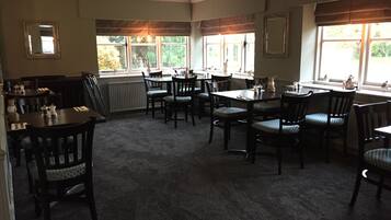 Pequeno-almoço preparado no momento diário mediante uma taxa