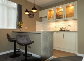 Secretária, secretária adequada para computadores portáteis 