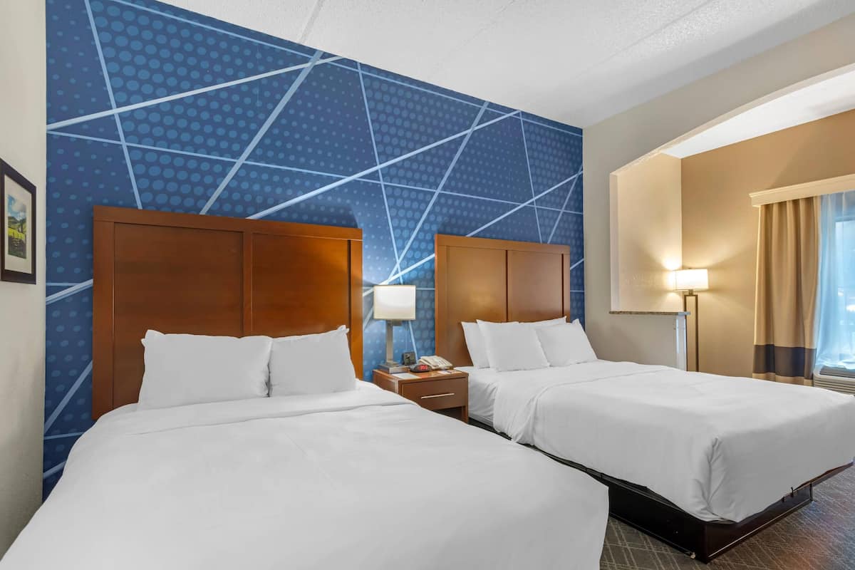 Suíte, 2 camas Queen, acessível, para não fumantes | Roupas de cama premium, individualmente mobiliados, escrivaninha