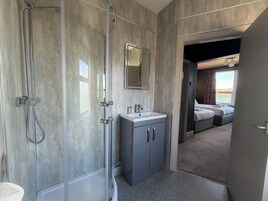 Quarto família (2ad+1ch) | Banheiro | Chuveiro, produtos de toalete grátis, secador de cabelo 