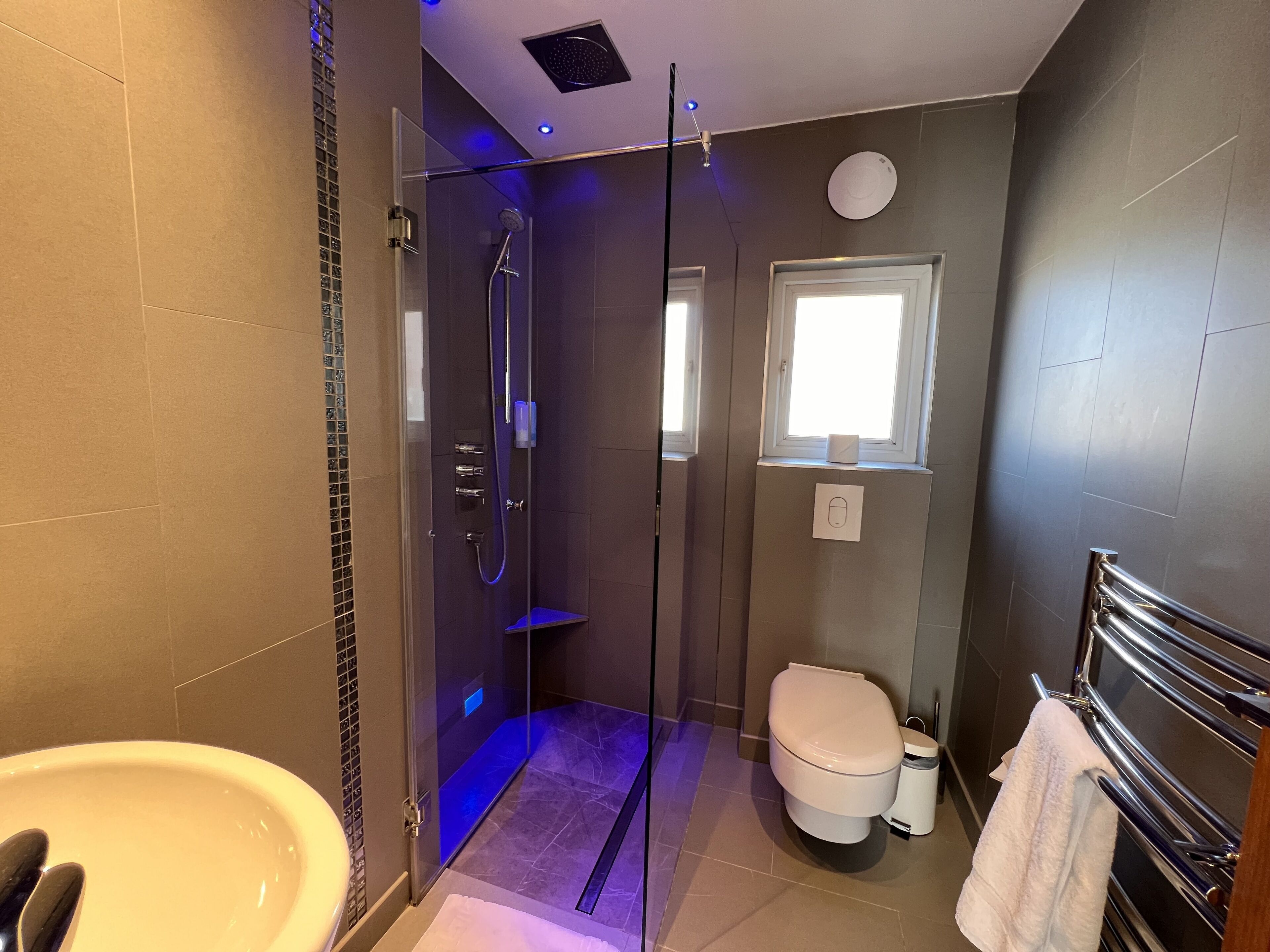 Family Room with Private Bathroom | Casa de banho | Um polibã, artigos de higiene pessoal grátis 