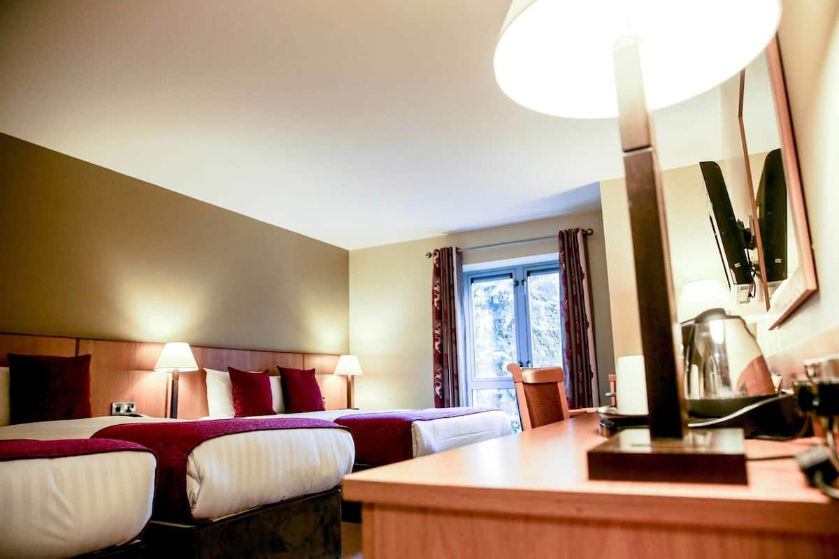 Escrivaninha, cortinas blackout, quartos à prova de som