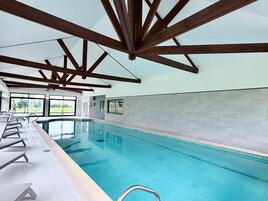 Piscina interna, espreguiçadeiras