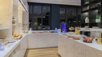 Café da manhã com buffet todos os dias (EUR 14 por pessoa)