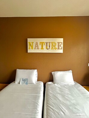 Quarto standard, várias camas | Roupas de cama premium, escrivaninha, ferros/tábuas de passar roupa