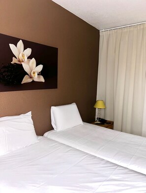 Roupas de cama premium, escrivaninha, ferros/tábuas de passar roupa