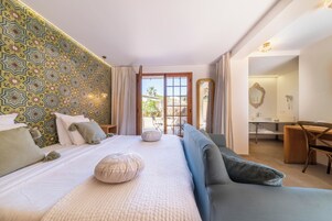 Quarto casal luxo, 1 cama Queen, terraço | Frigobar, cofres nos quartos, individualmente decorados, escrivaninha