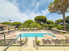 Piscina externa sazonal, funciona das 8h às 22h, guarda-sóis