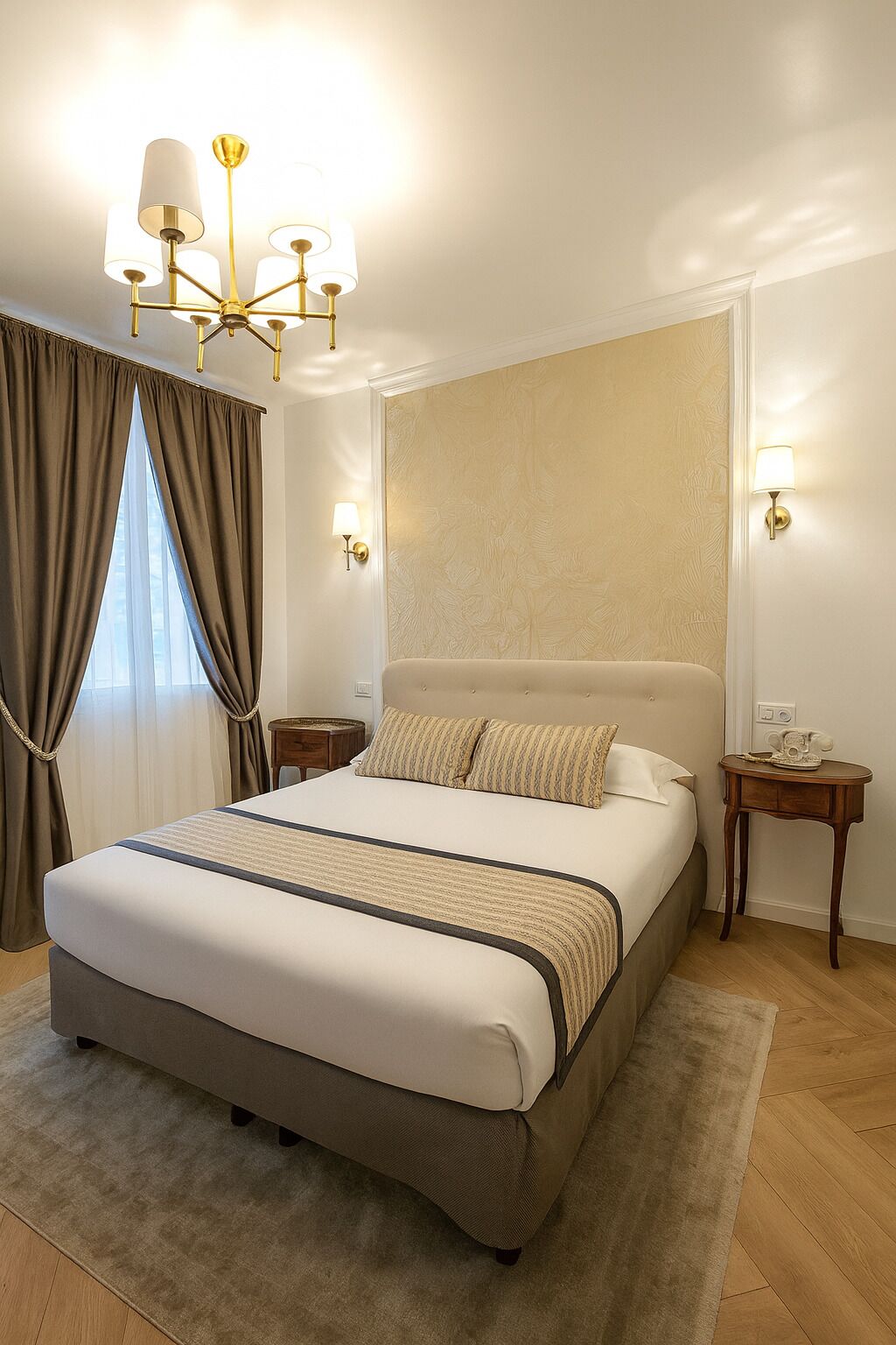 Quarto Duplo Standard | Roupa de alta qualidade, com decoração personalizada, secretária 