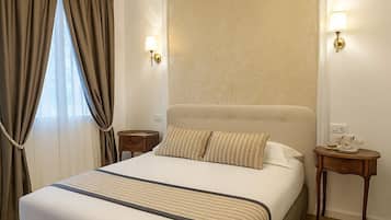 Quarto Duplo Standard | Roupa de alta qualidade, com decoração personalizada, secretária