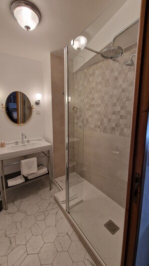 Quarto Duplo Standard | Casa de banho | Um secador de cabelo, toalhas fornecidas, sabão, champô 