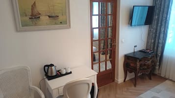 Quarto Triplo | Roupa de alta qualidade, com decoração personalizada, secretária