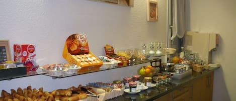 Pequeno-almoço tipo buffet diário (10 EUR por pessoa)