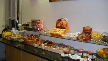 Um buffet com diversos alimentos e acompanhamentos.