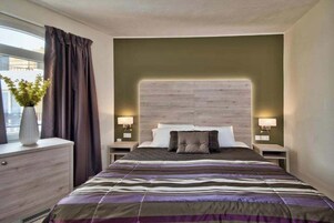 Quarto casal ou duplo superior, sacada, vista para a piscina | Cofres nos quartos, escrivaninha, espaço de trabalho para notebook