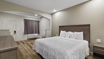 Quarto Premium, 1 cama king-size (Upgraded Bedding & Snack, Smoke Free) | Secretária, cortinas/cortinados opacos, ferro/tábua de engomar