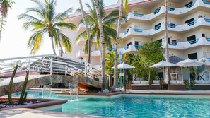 Piscina exterior, guarda-sóis, espreguiçadeiras