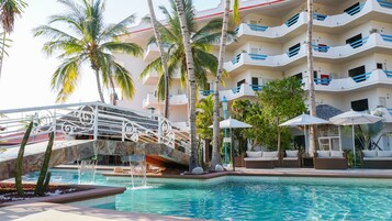 Piscina externa, guarda-sóis, espreguiçadeiras