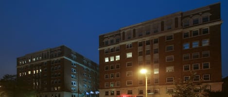 Fachada do alojamento (tarde/noite)