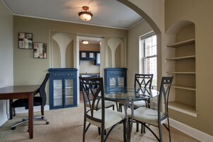 Suíte luxo, 1 quarto, vista para o lago | Opções para refeição no quarto