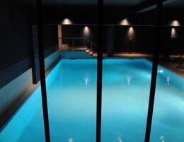 Piscina interna, espreguiçadeiras