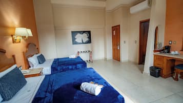 Quarto Quádruplo Standard, 2 camas de casal | Cofre no quarto, secretária, ferro/tábua de engomar, Wi-fi grátis