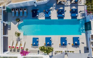 Piscina externa sazonal, funciona das 8h às 19h, guarda-sóis