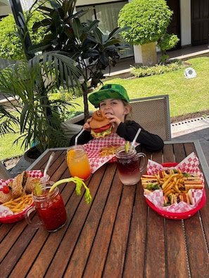 Pequenos-almoços, almoços e jantares servidos