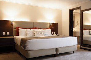 Cofres nos quartos, escrivaninha, cortinas blackout