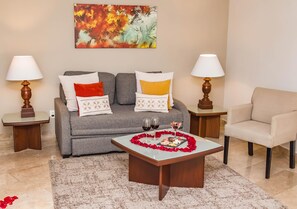  One bedroom Suite with two double beds | Cofres nos quartos, escrivaninha, cortinas blackout