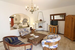 Cofres nos quartos, escrivaninha, ferros/tábuas de passar roupa