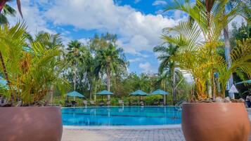 Piscina exterior, guarda-sóis