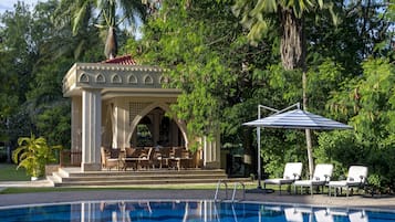 Piscina externa, guarda-sóis