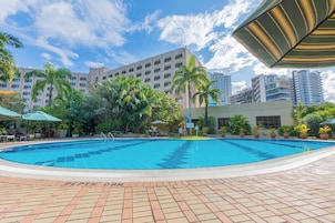 Piscina exterior, guarda-sóis