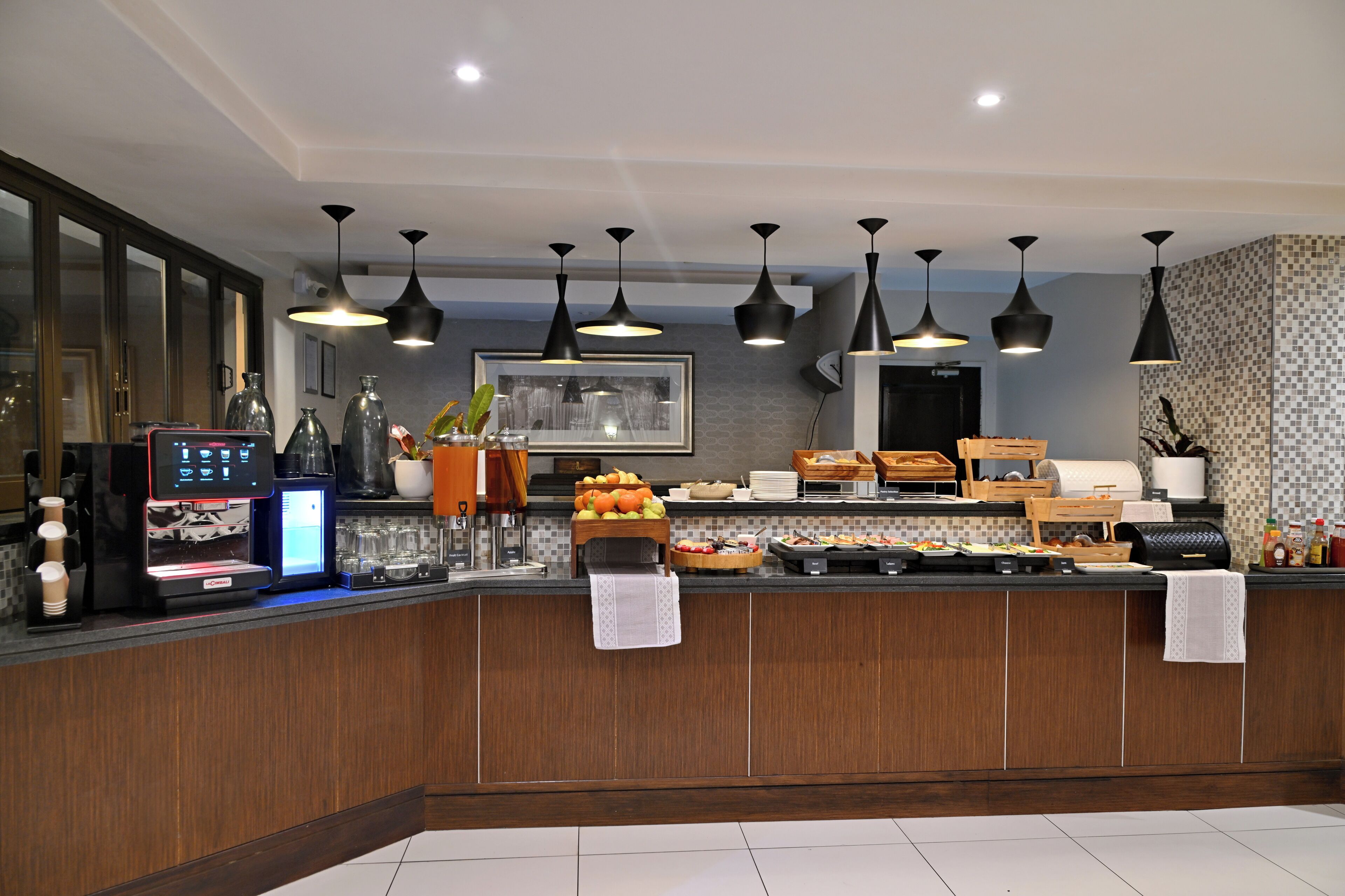 Pequeno-almoço tipo buffet nos dias úteis (175 ZAR por pessoa) 