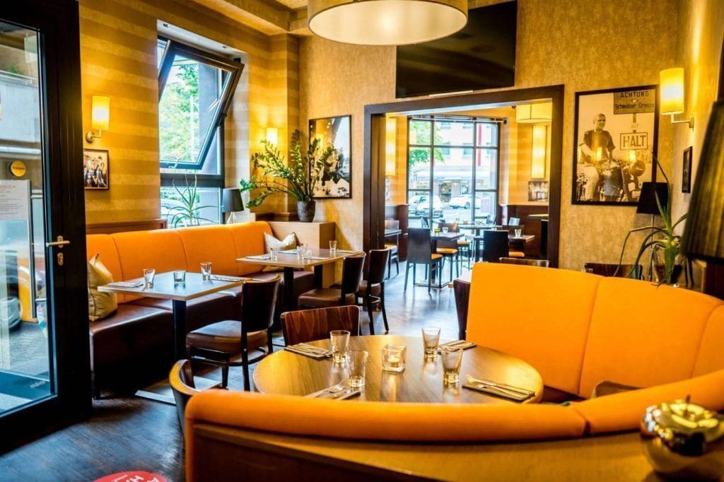 Café da manhã, almoço e jantar; culinária internacional 