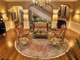 Área de estar no saguão