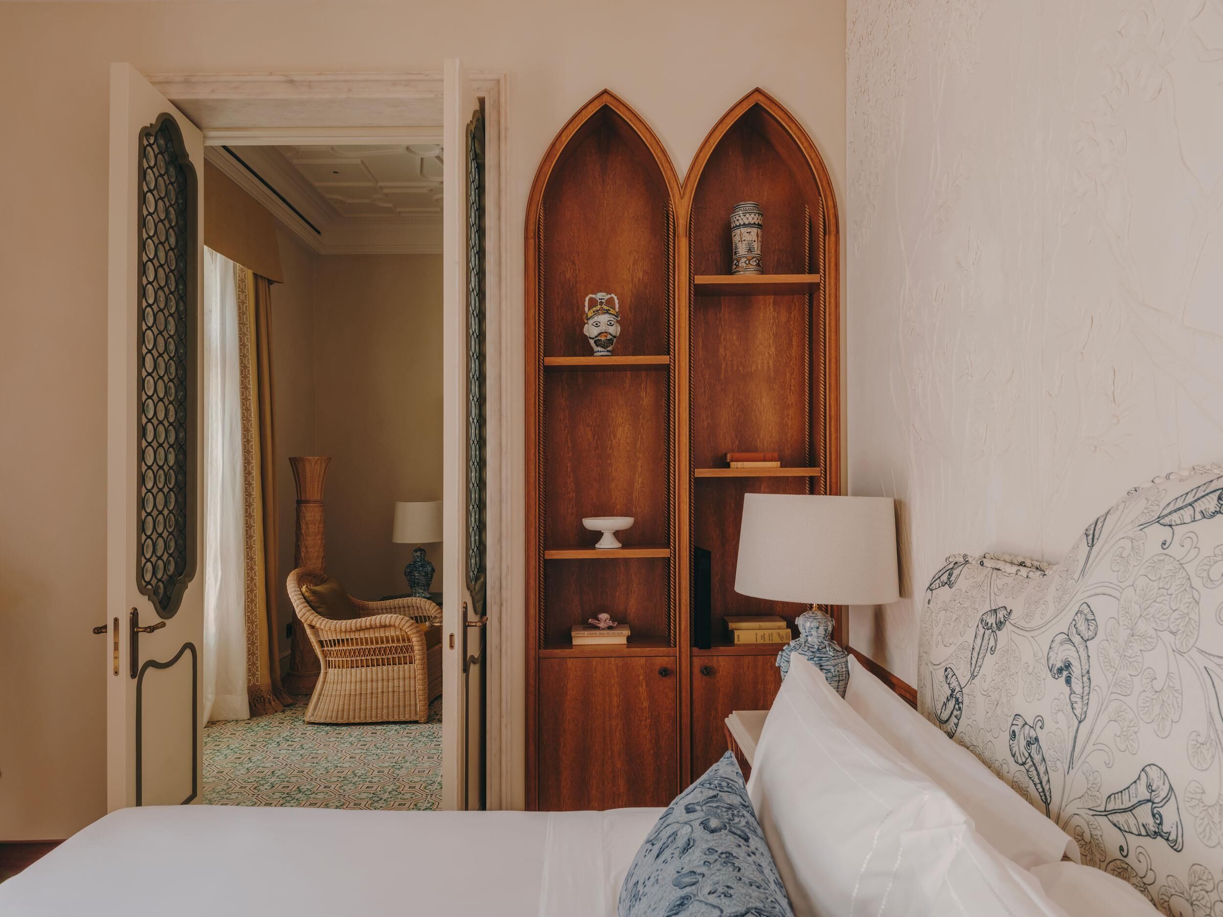 Roupa de alta qualidade, edredões de penas, minibar, cofre no quarto 