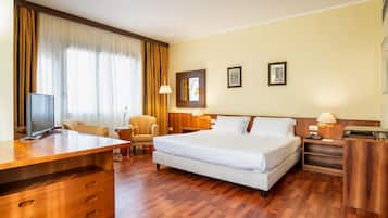 Quarto família | Camas com colchões de espuma com sistema de memória, frigobar