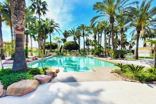 Piscina externa sazonal, funciona das 10h às 20h, guarda-sóis