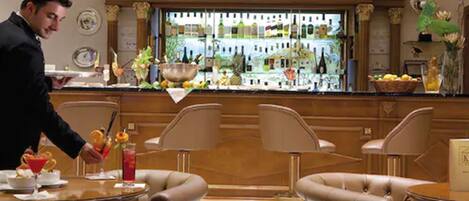 Uma área de bar com barman, balcão e disposição de assentos.