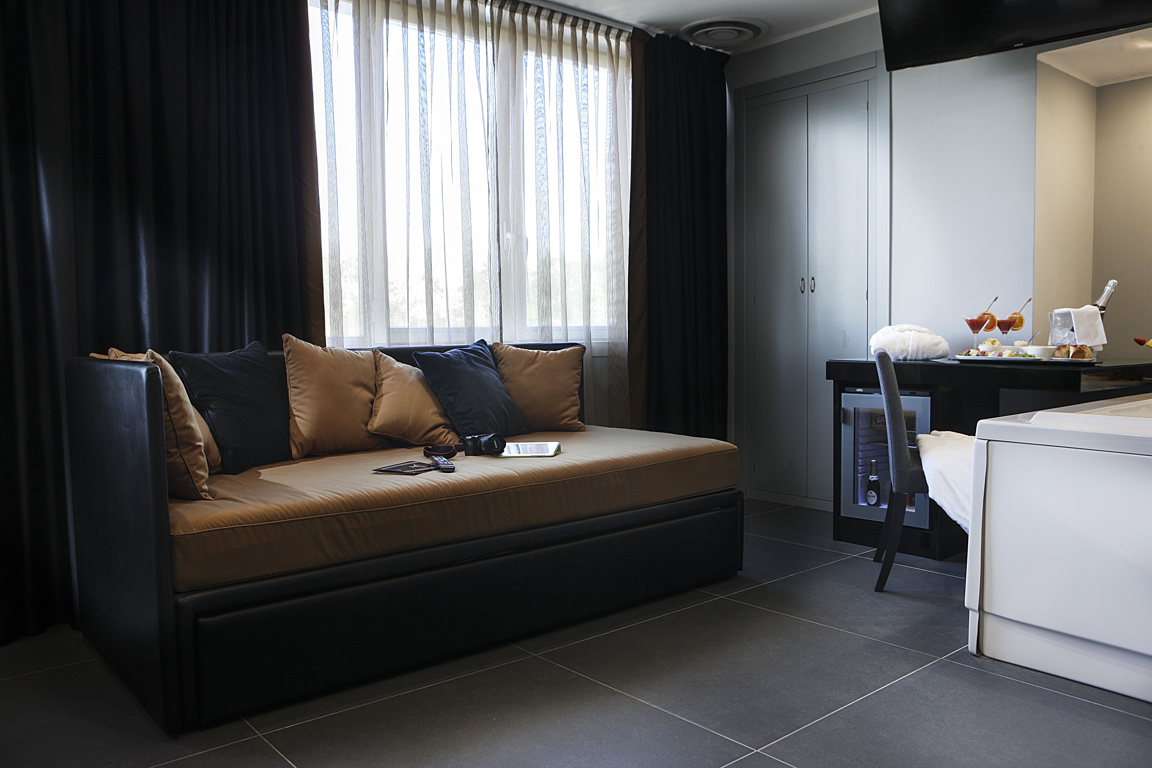 Quarto luxo, 1 cama King, banheira de hidromassagem (with Sofabed) | Frigobar, cofres nos quartos, escrivaninha, cortinas blackout