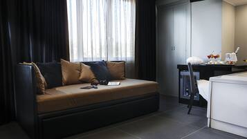 Quarto luxo, 1 cama King, banheira de hidromassagem (with Sofabed) | Frigobar, cofres nos quartos, escrivaninha, cortinas blackout