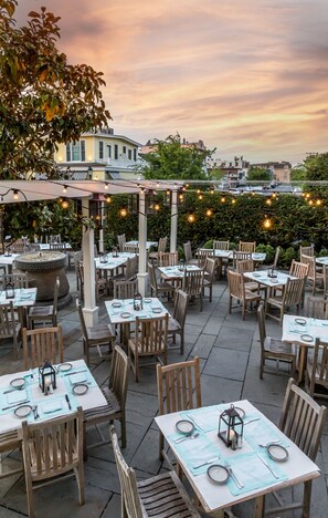 2 restaurantes, é servido café da manhã